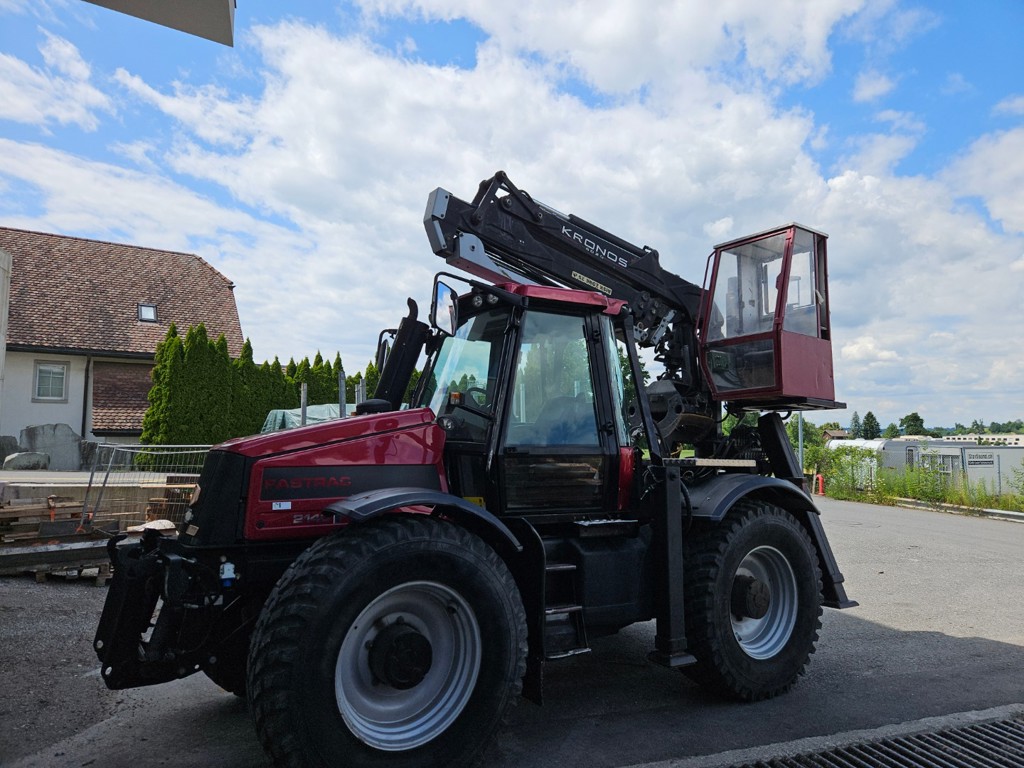 JCB Fastrac 2140 mit Kranaufbau