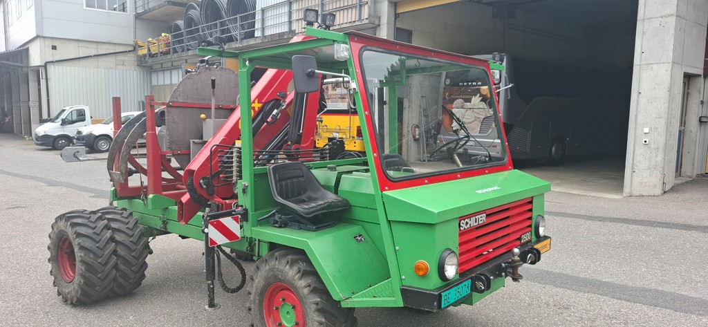 Schilter 2500 mit Kran und Holzspaltmaschine