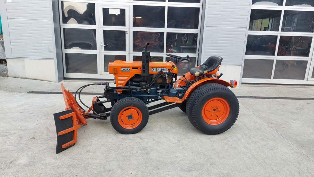Traktor Kubota B7100 mit Schneepflug 1.40m